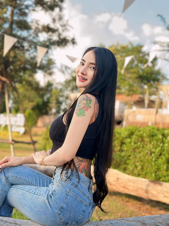 หญิง สายสมร Nongying พริตตี้ สาวสวย สักลาย ลีลา ยั่วยวน หุ่นแซ่บ อกสะบึ้ม