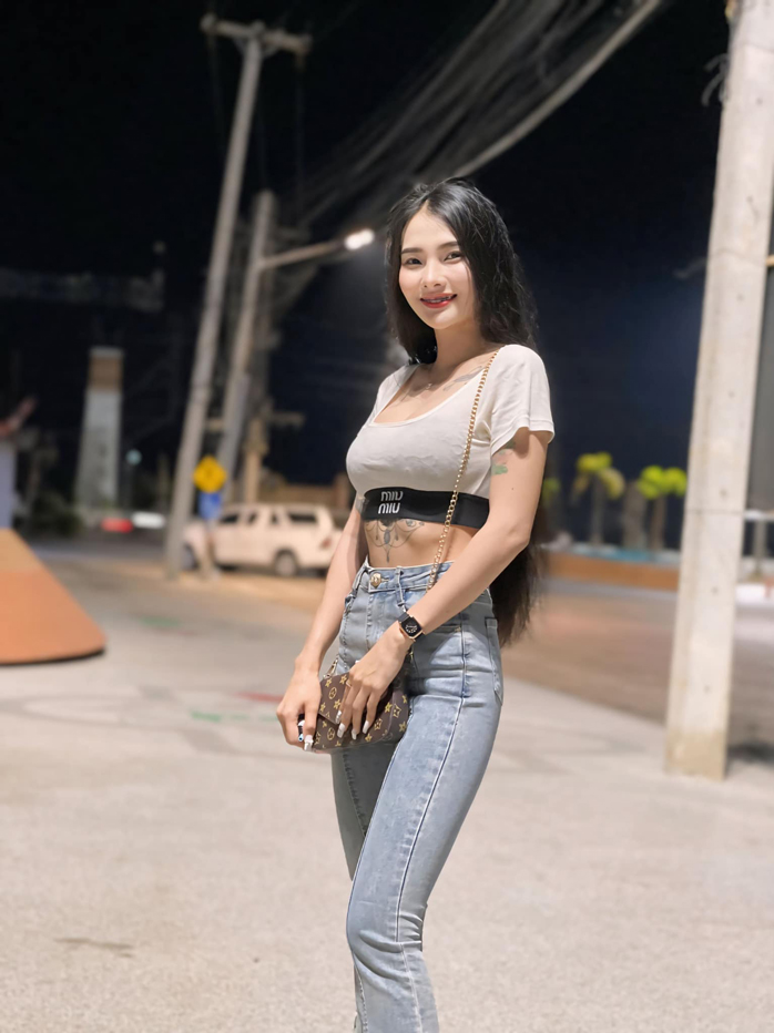หญิง สายสมร Nongying พริตตี้ สาวสวย สักลาย ลีลา ยั่วยวน หุ่นแซ่บ อกสะบึ้ม
