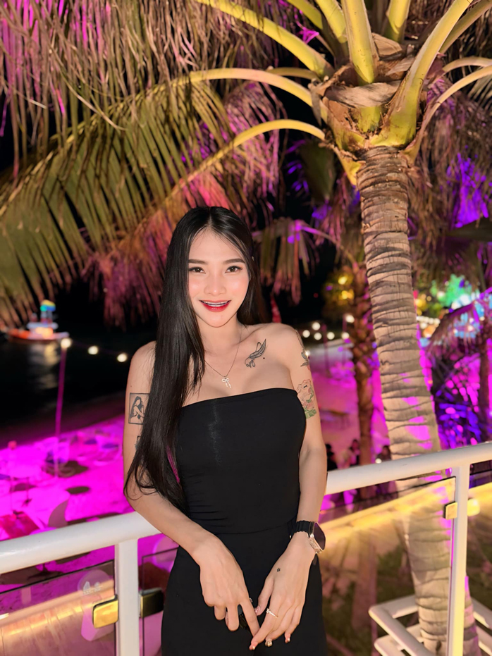 หญิง สายสมร Nongying พริตตี้ สาวสวย สักลาย ลีลา ยั่วยวน หุ่นแซ่บ อกสะบึ้ม