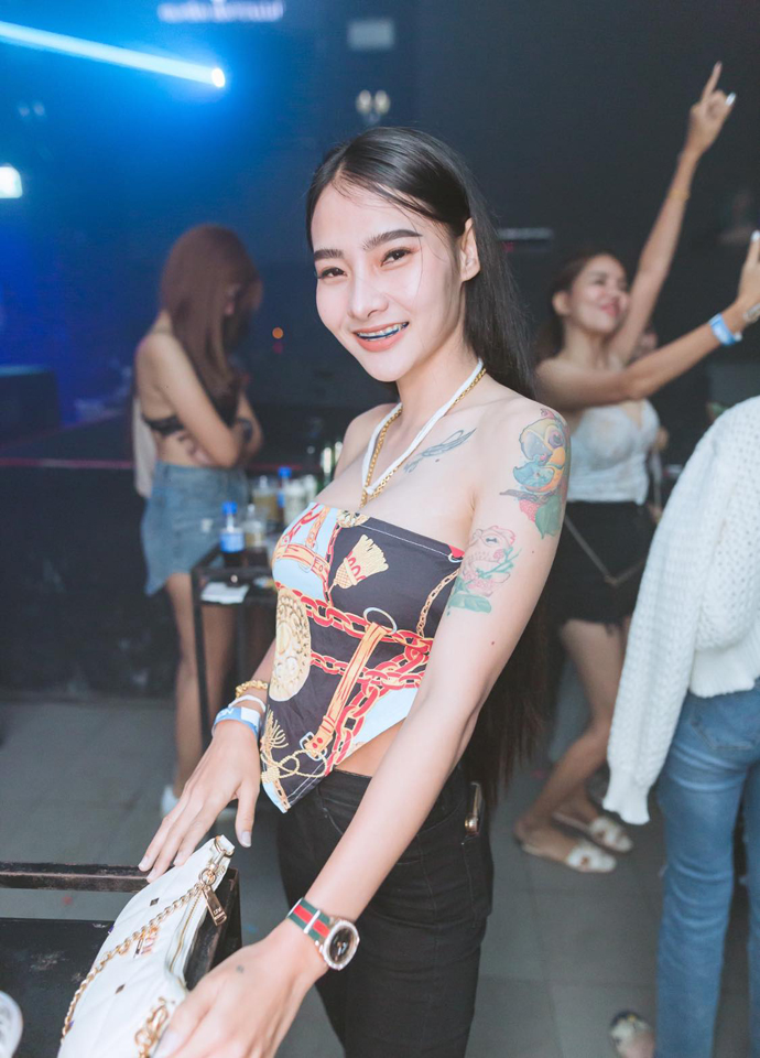 หญิง สายสมร Nongying พริตตี้ สาวสวย สักลาย ลีลา ยั่วยวน หุ่นแซ่บ อกสะบึ้ม